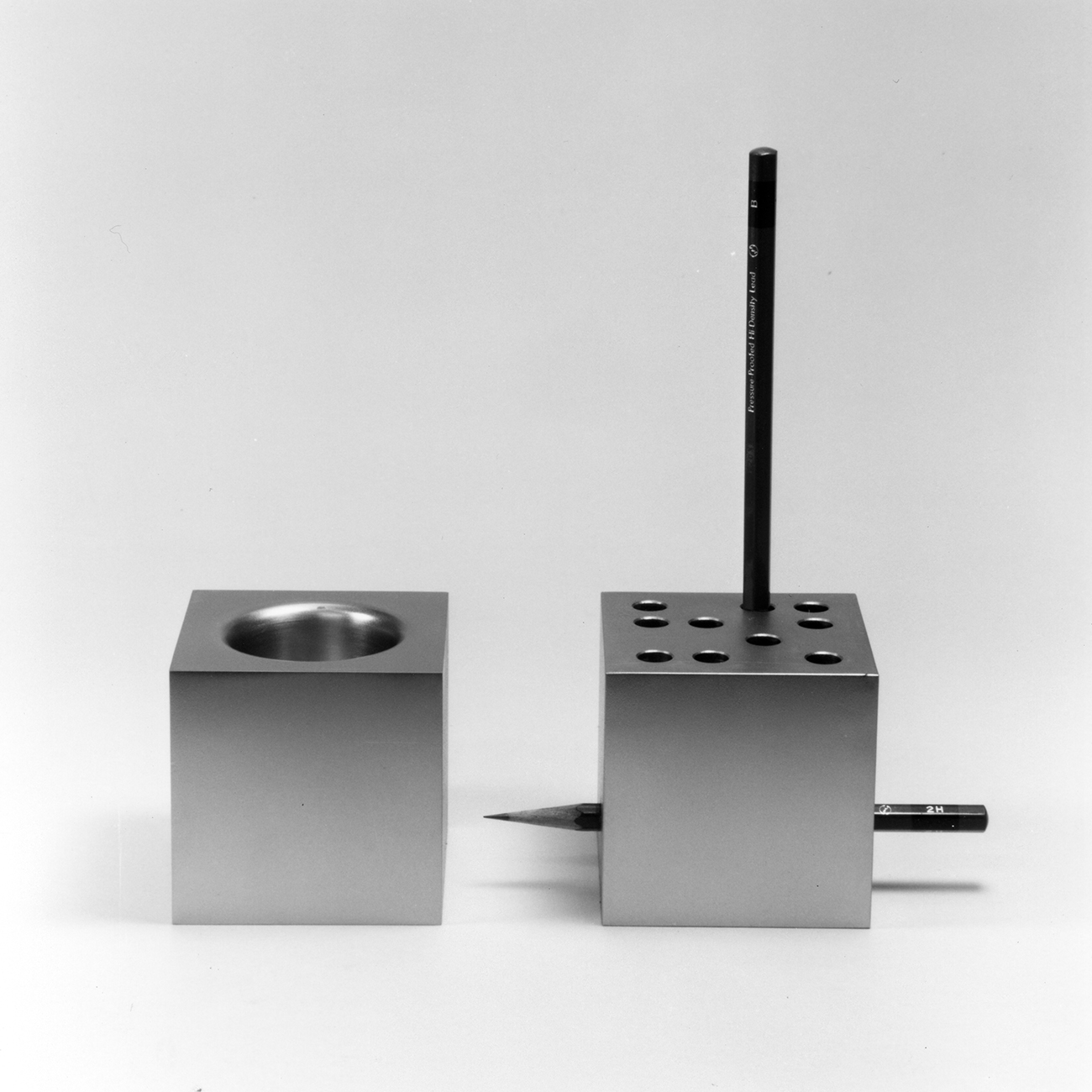 作品紹介「アルミ製小物入れ・鉛筆立て」 – 柳宗理 ／YANAGI DESIGN ：柳工業デザイン研究会